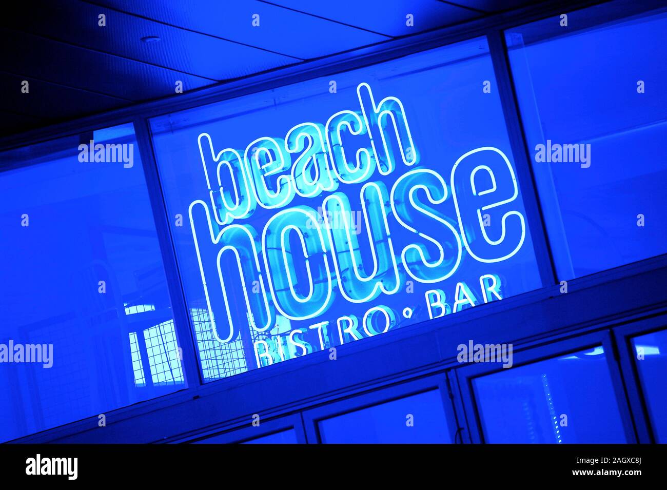 Bistro bar neon sign Stock Photo - Alamy