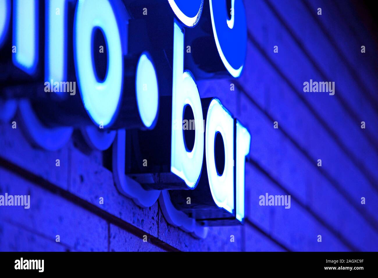 Pub bar neon sign Stock Photo - Alamy