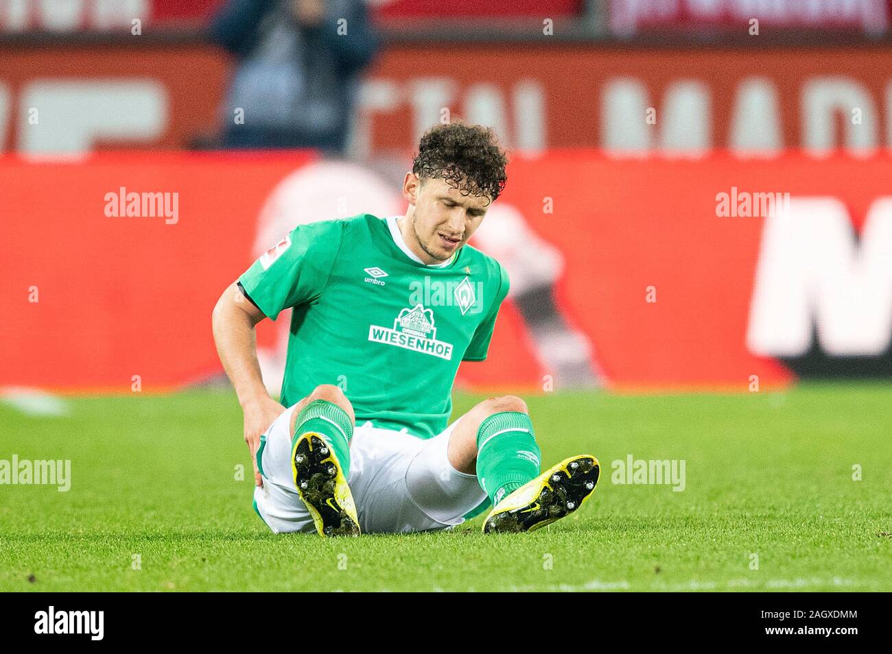 Milos VELJKOVIC (HB) injured on ground, injury, football 1. Bundesliga ...