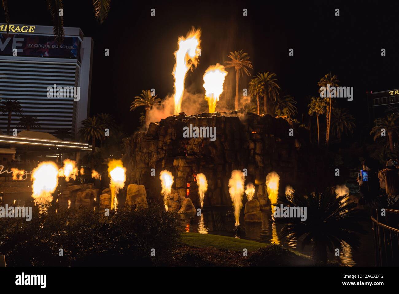 LAS VEGAS - JANUARY 24, 2018 : The Mirage Hotel artificial Volcano ...