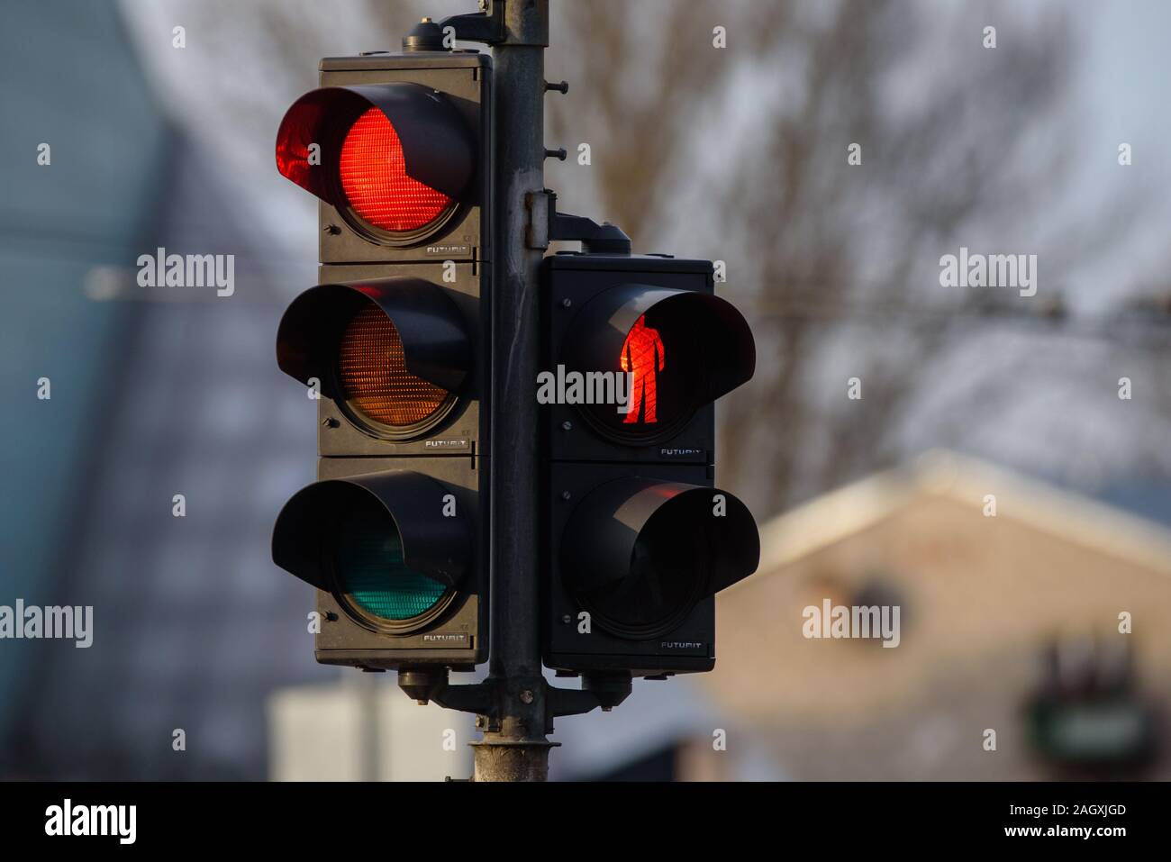 Traffic light shows red hi-res stock photography and images - Alamy