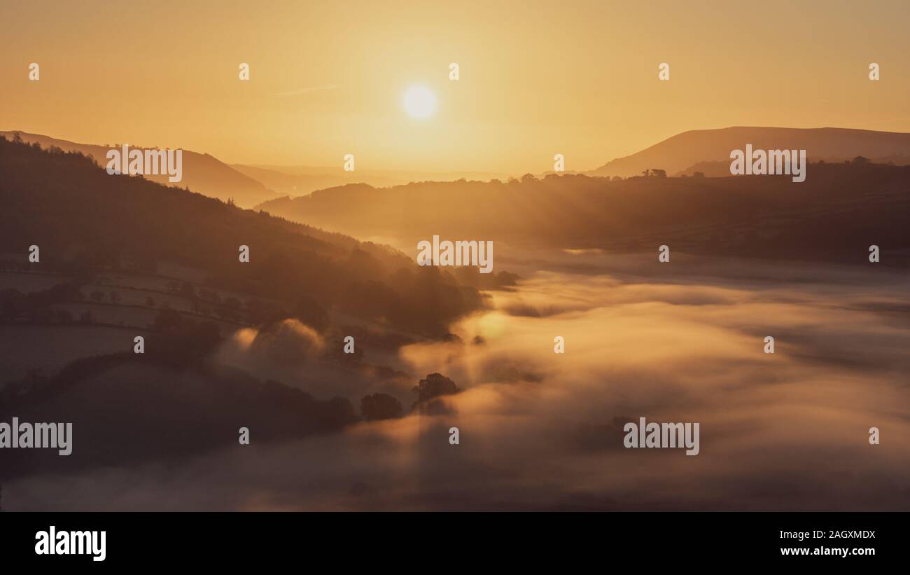 Mist over the valley hi-res stock photography and images - Alamy