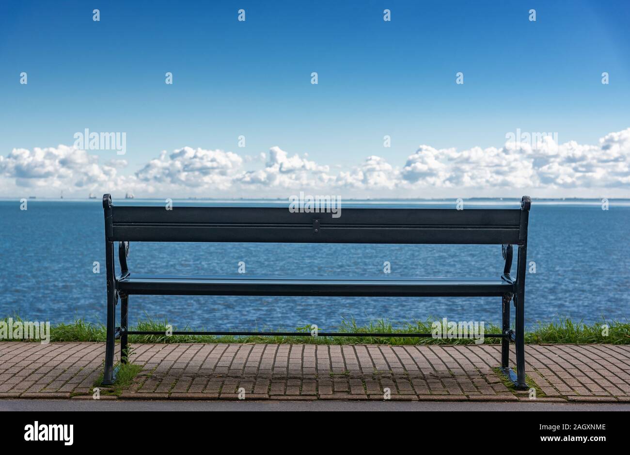 View on bench embankment hi-res stock photography and images - Alamy