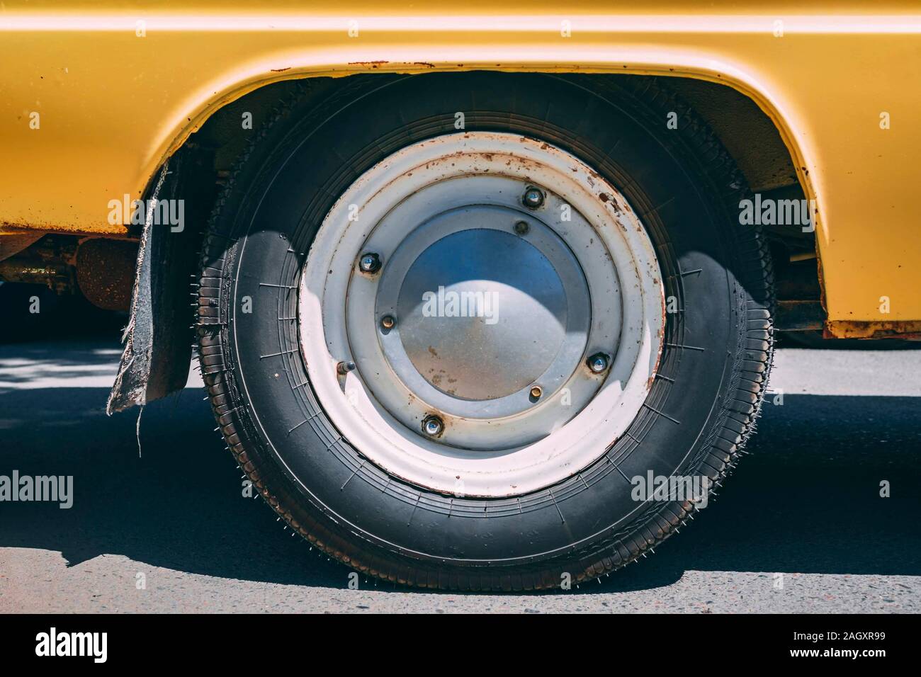 Wheel with white line on tire of old retro car Stock Photo - Alamy