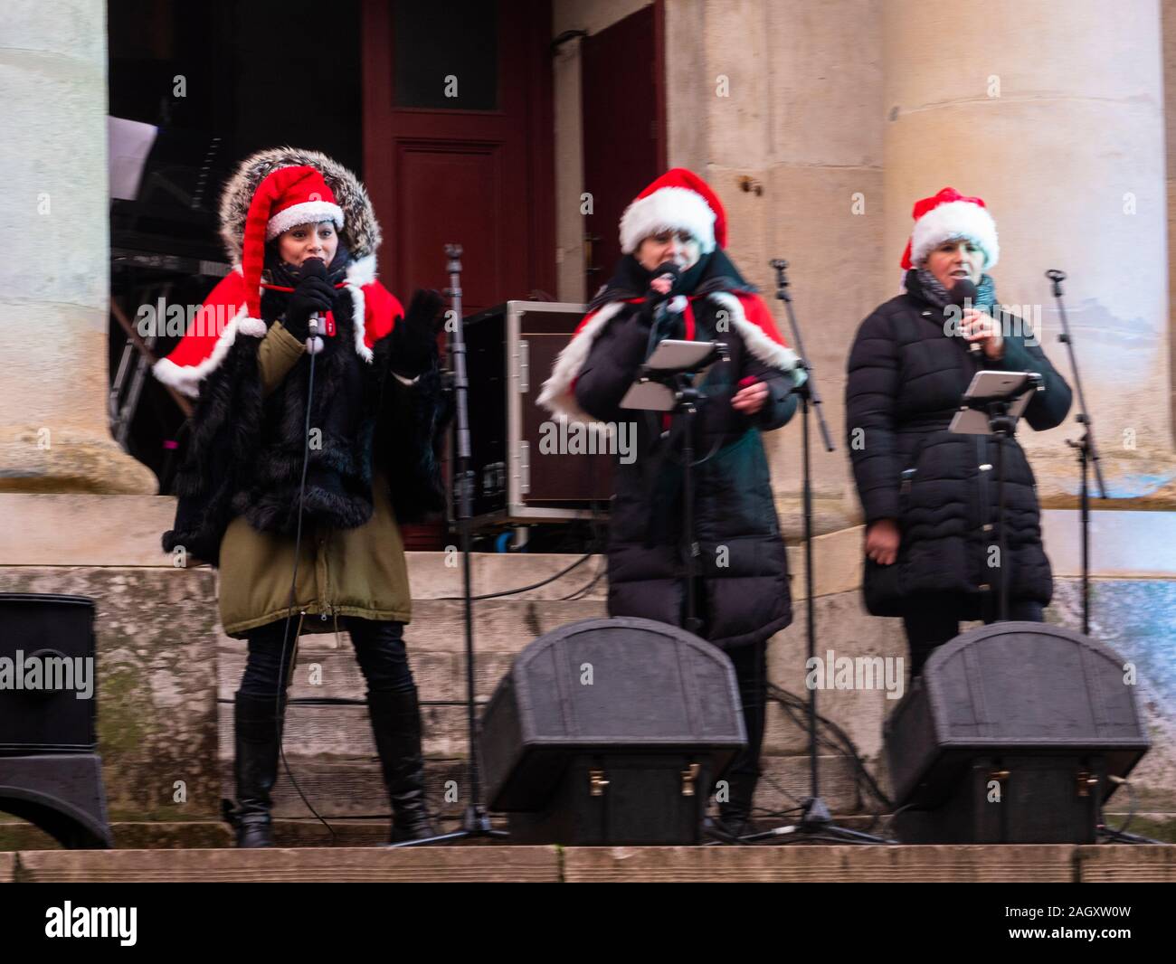 Christmas entertainers hi-res stock photography and images - Alamy