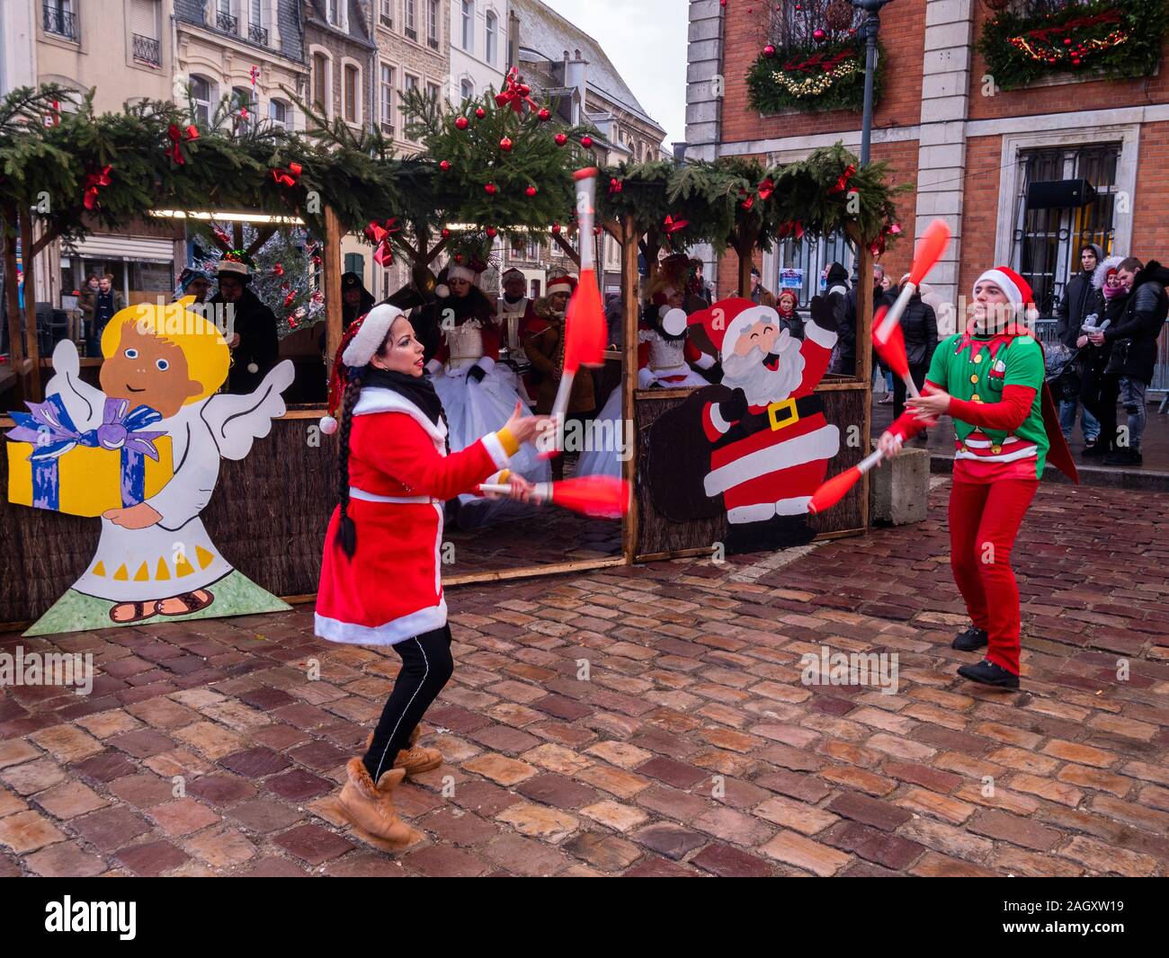 Boulogne Christmas market jugglers and dancers Stock Photo - Alamy