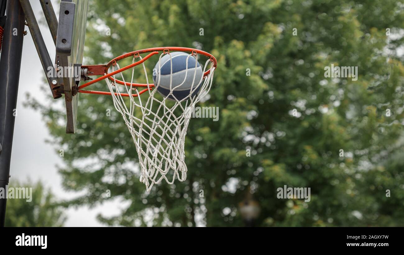 Ball falling net basketball hi-res stock photography and images - Alamy