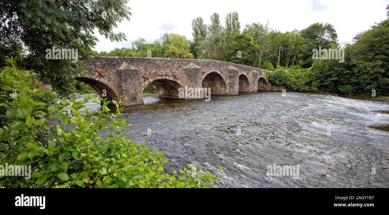 Ancient stone bridge over the River Exe at Bickleigh, Devon, England ...