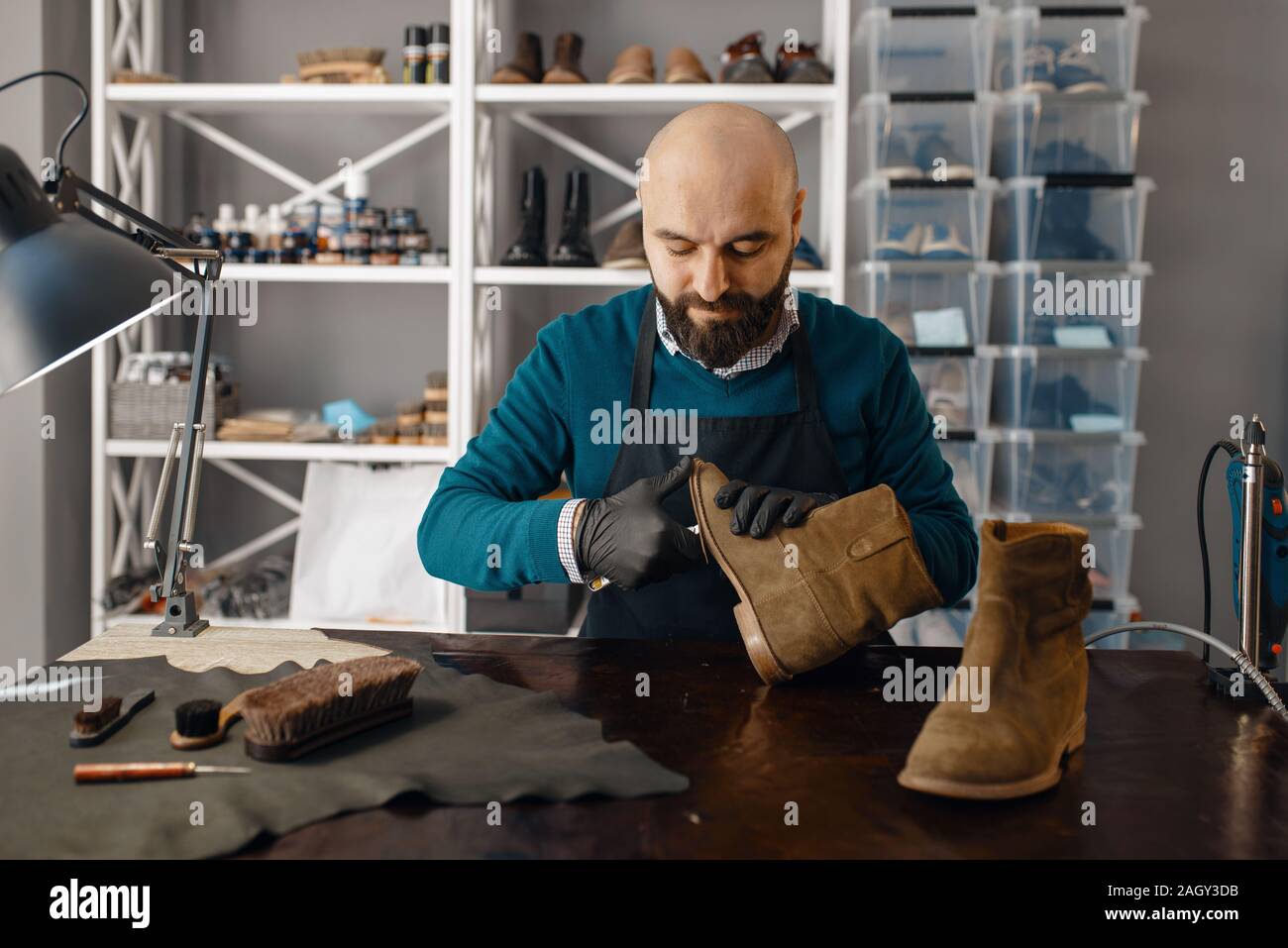 Cobbler shoe hammer hi-res stock photography and images - Alamy