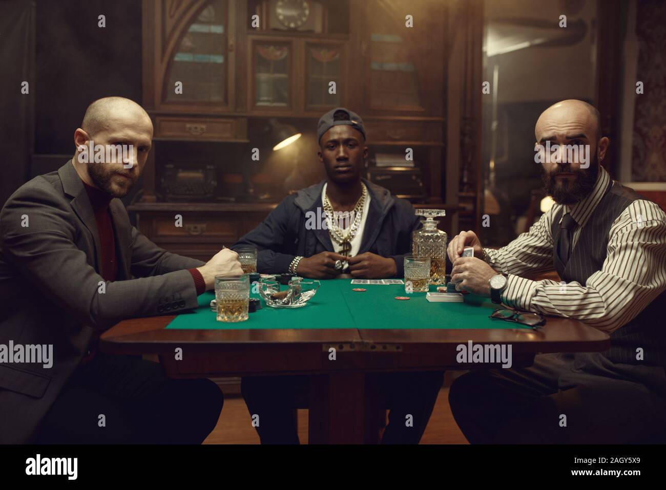 Men playing poker hi-res stock photography and images - Alamy