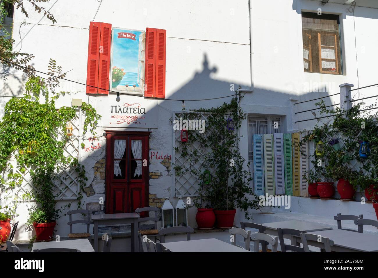 Trompe loeil shadow hi-res stock photography and images - Alamy