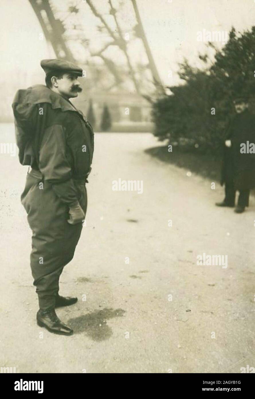 Historical parachuting hi-res stock photography and images - Alamy