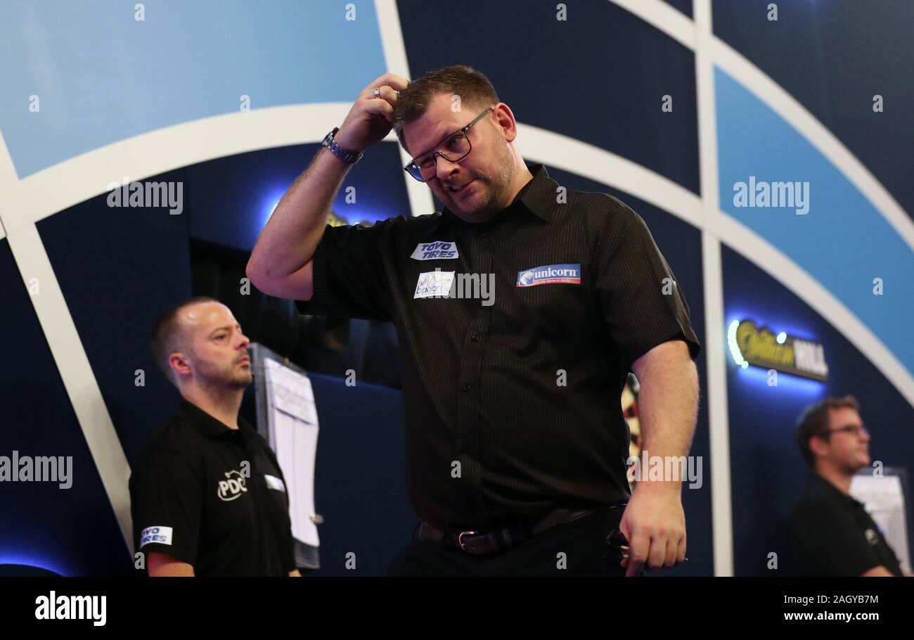 James Wade looks dejected after losing his match against Steve Beaton ...