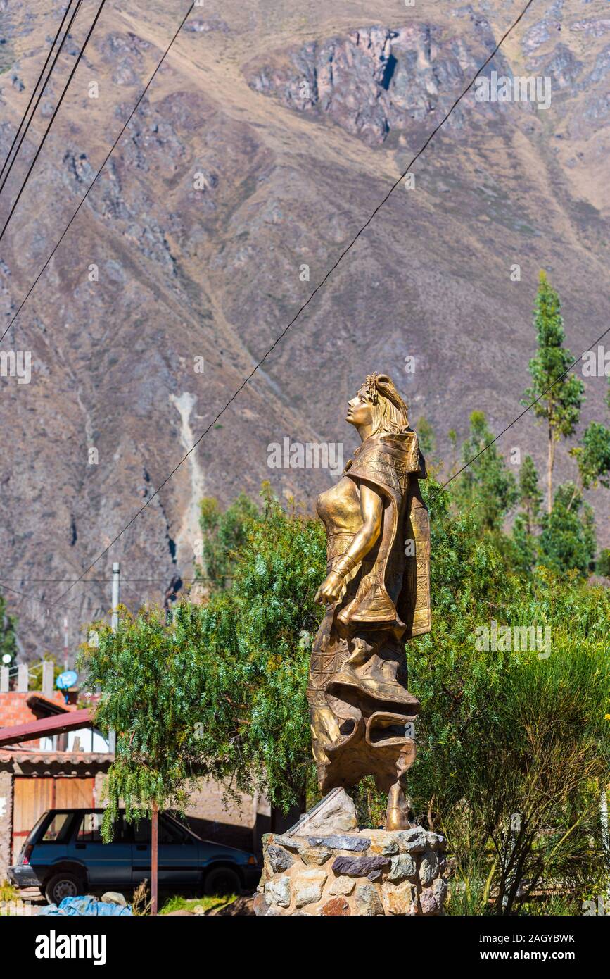 OLLANTAYTAMBO, PERU - JUNE 26, 2019: Golden Inca statue. Vertical Stock ...
