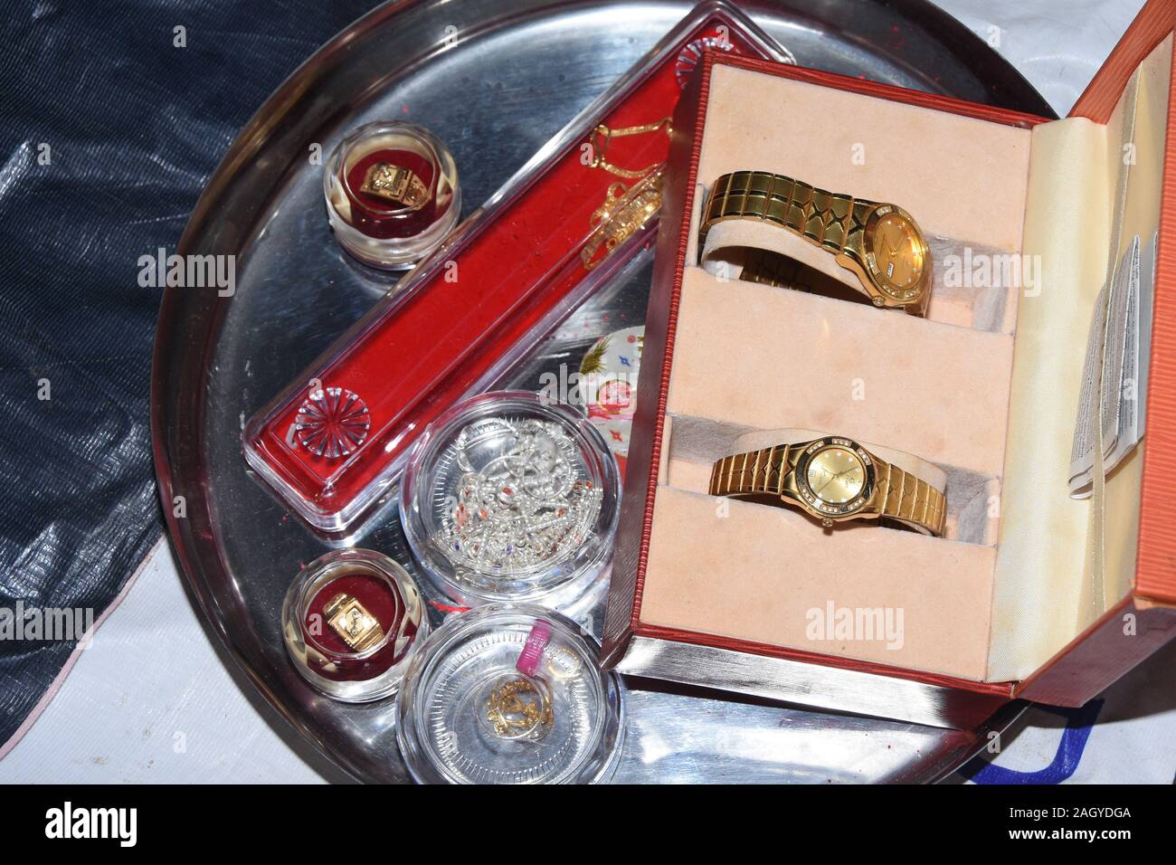 Giving a gold chain and gold chain to the groom at an Indian Hindu ...