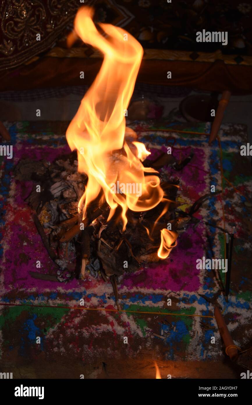 Fire installation by Pandit in Indian wedding Stock Photo - Alamy