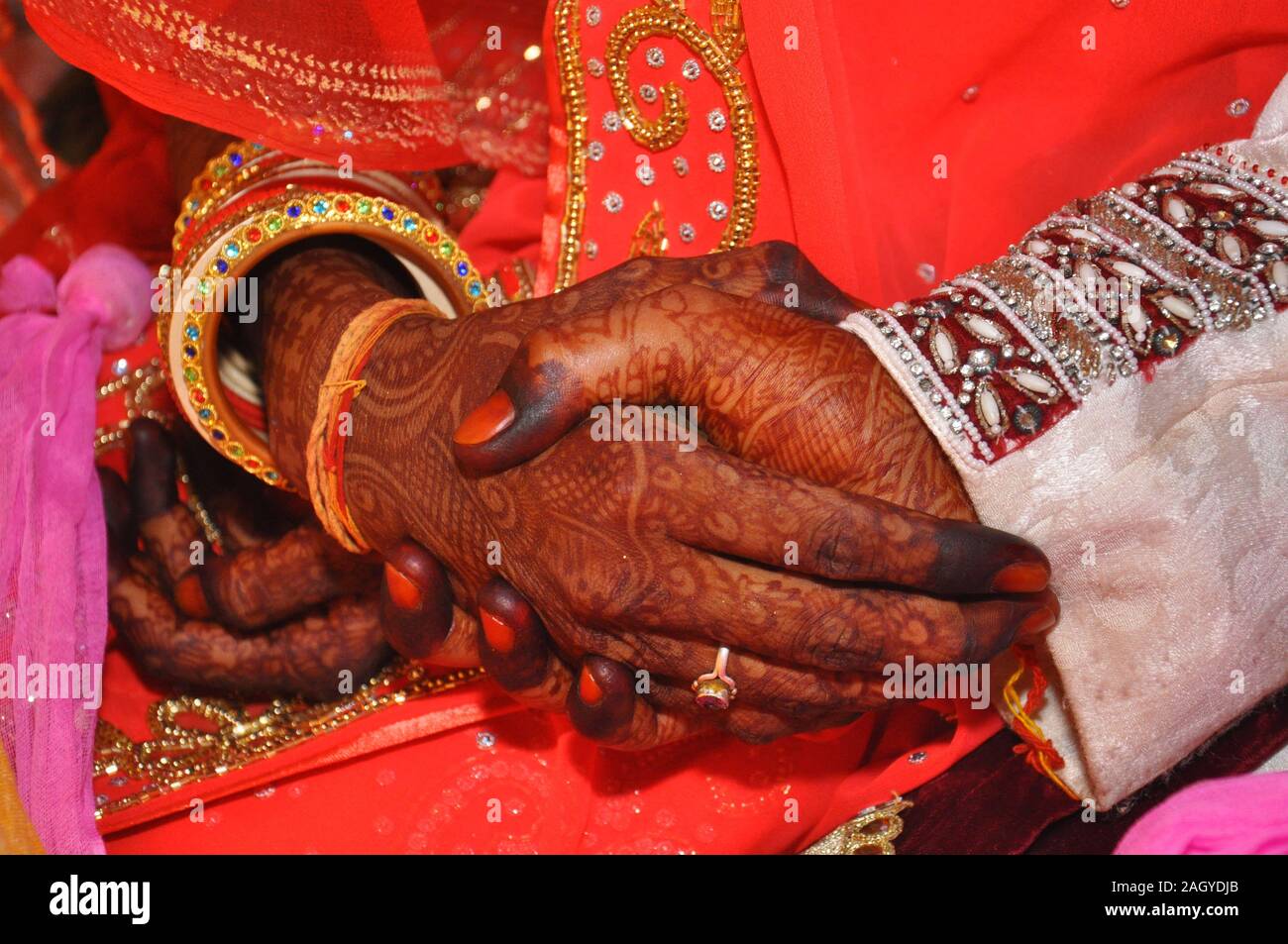 Indian bride and groom hands hi-res stock photography and images - Alamy