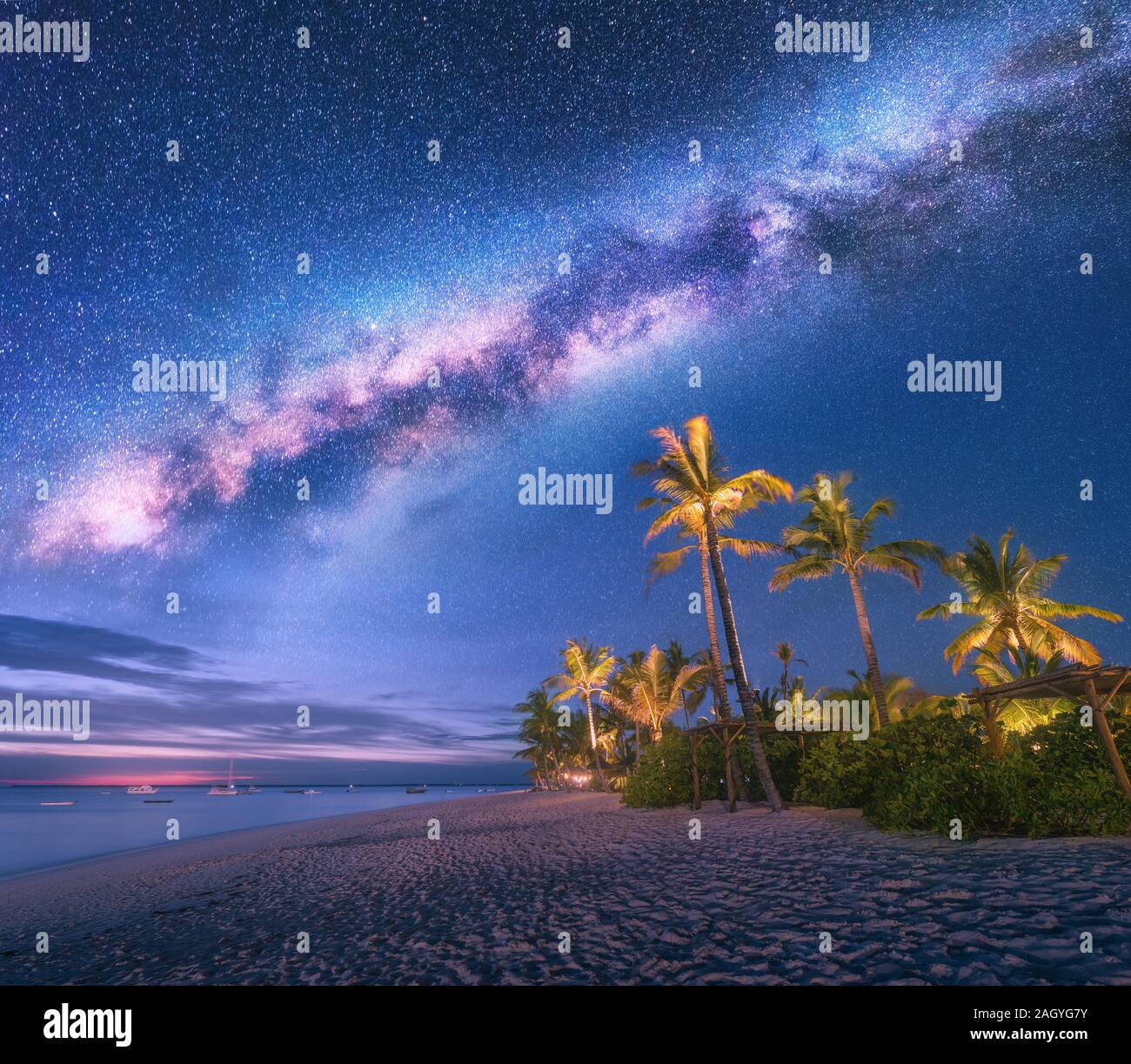 Milky way over ocean hi-res stock photography and images - Alamy