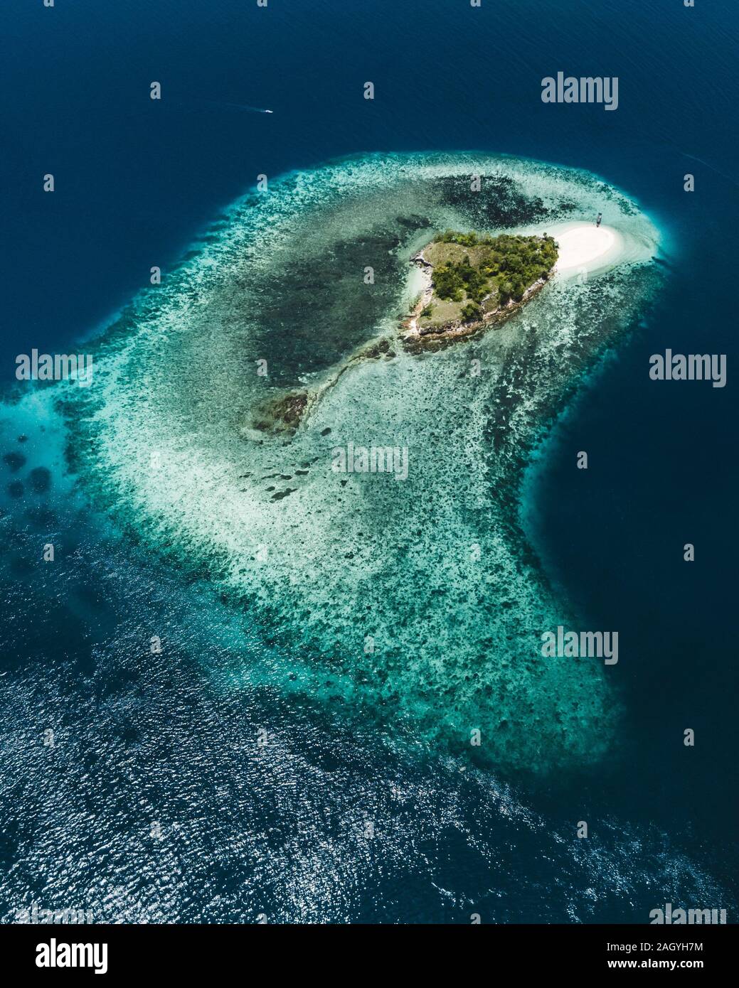 Tropical island aerial hi-res stock photography and images - Alamy