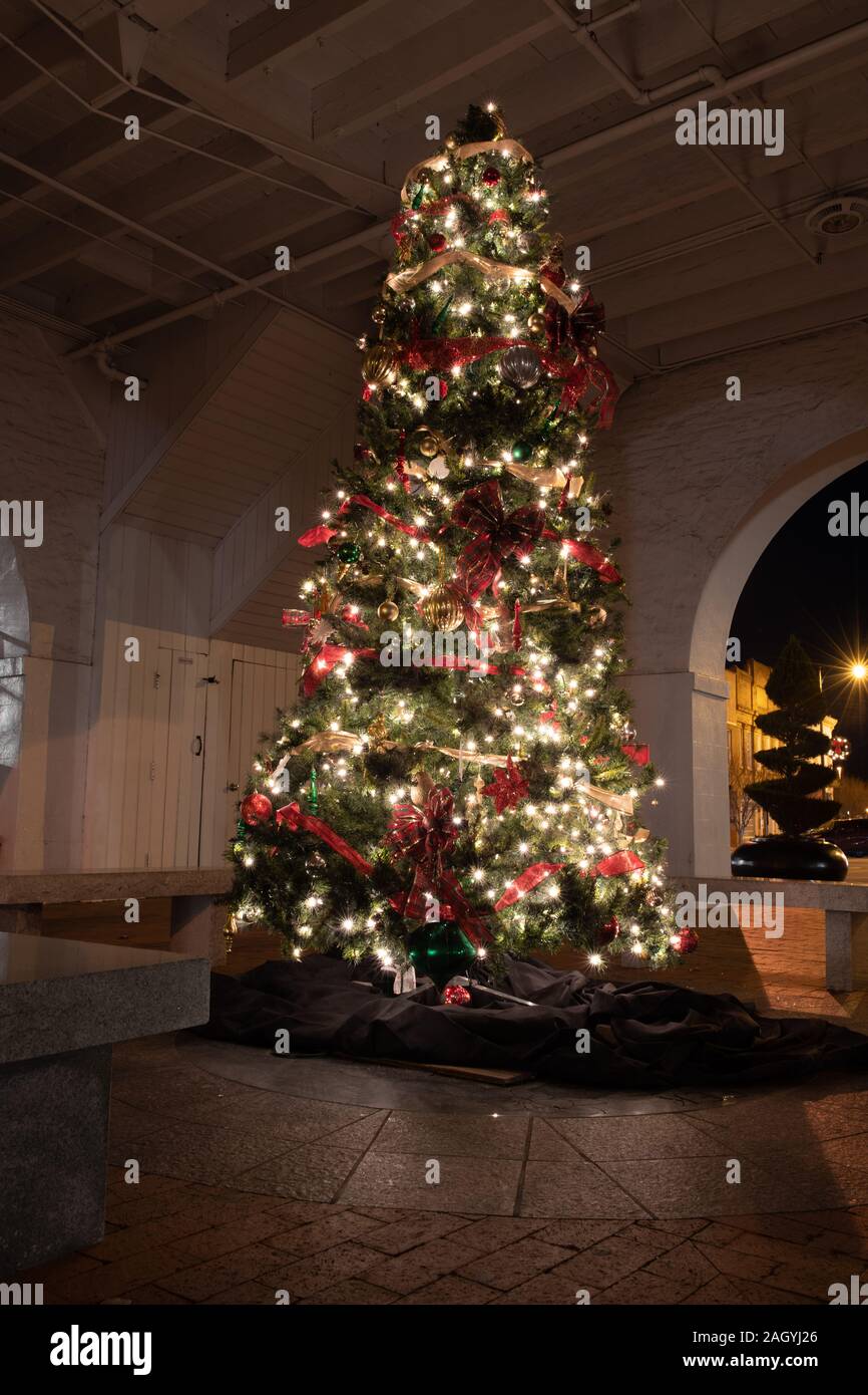 Christmas tree at night Stock Photo - Alamy