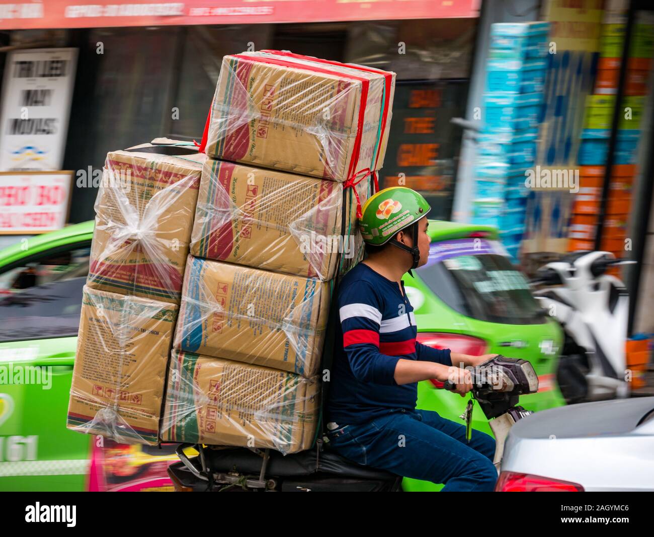 Vietnam motorbike loaded transport hi-res stock photography and images ...