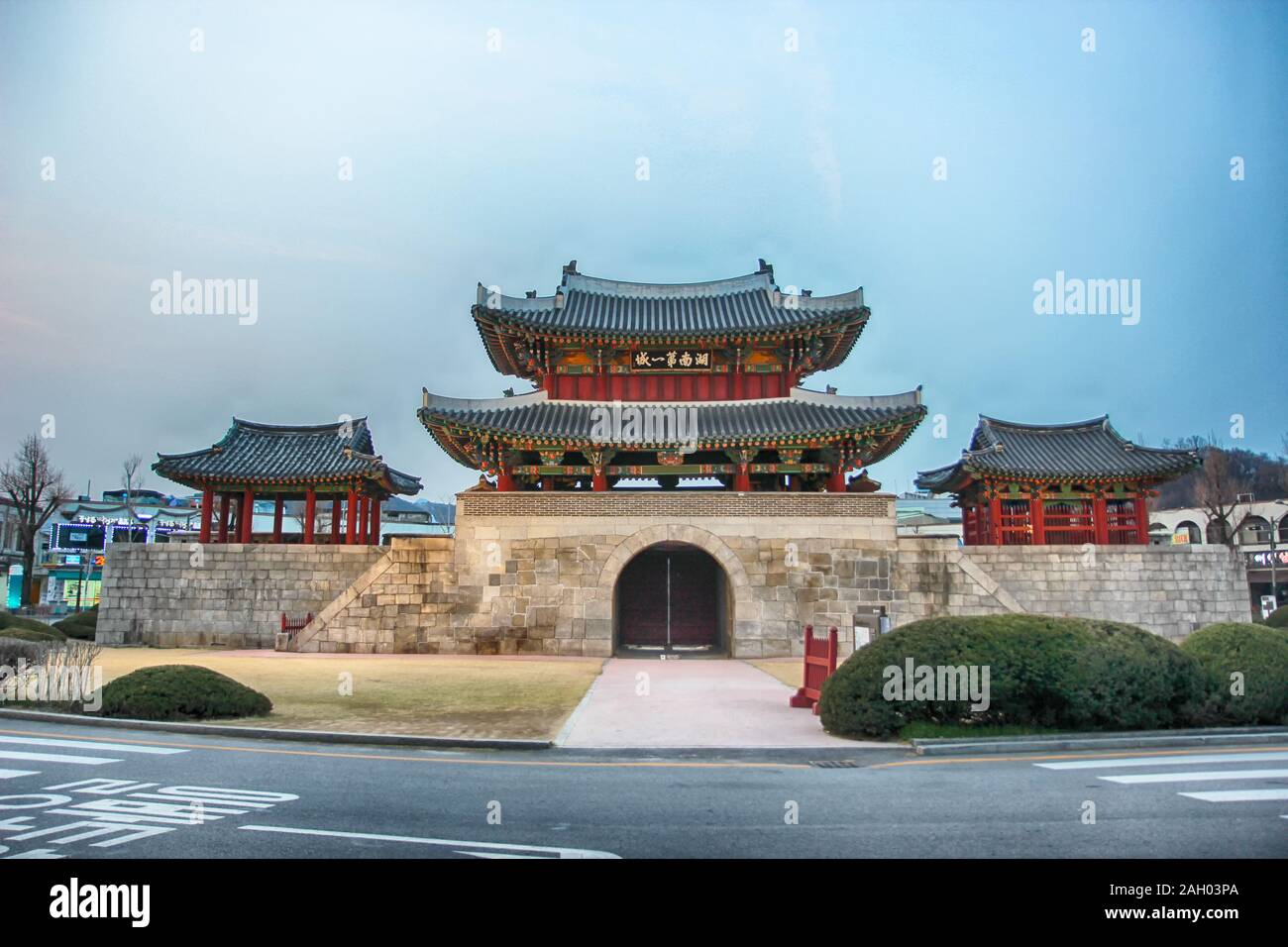 Korean traditional gate hi-res stock photography and images - Alamy