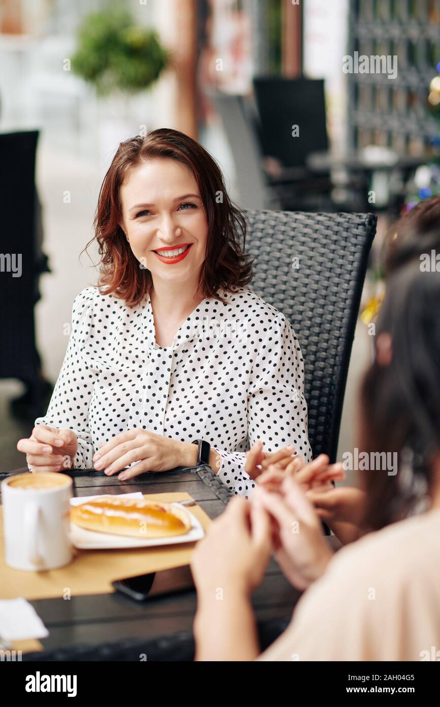 Having lunch with friends hi-res stock photography and images - Alamy