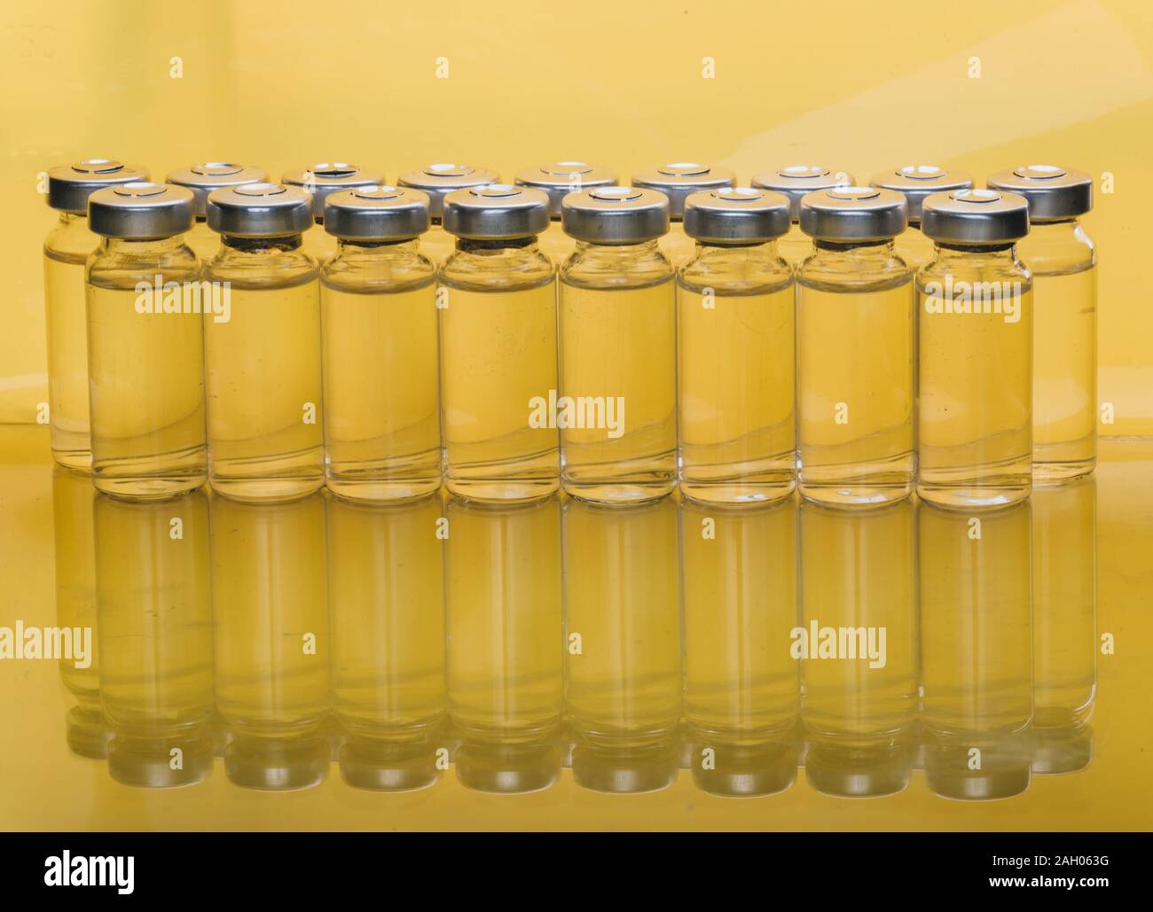 Injection bottles medicine storage hi-res stock photography and images ...