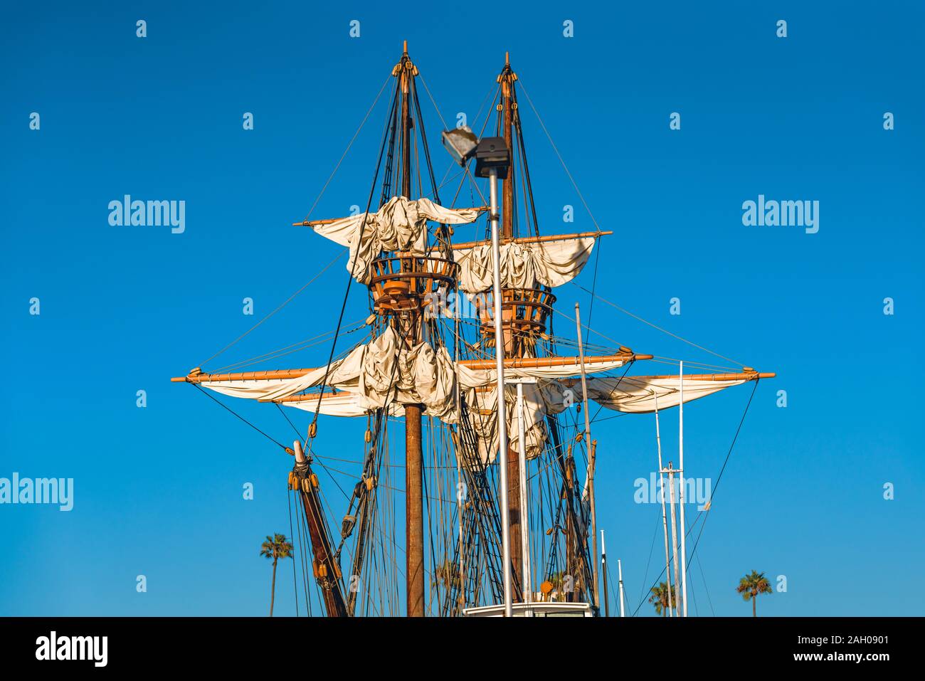 Cable support mast hi-res stock photography and images - Alamy