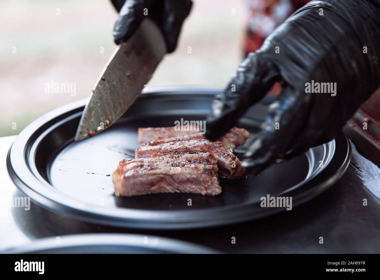 Chef hands slicing juicy steak with a knife Stock Photo - Alamy