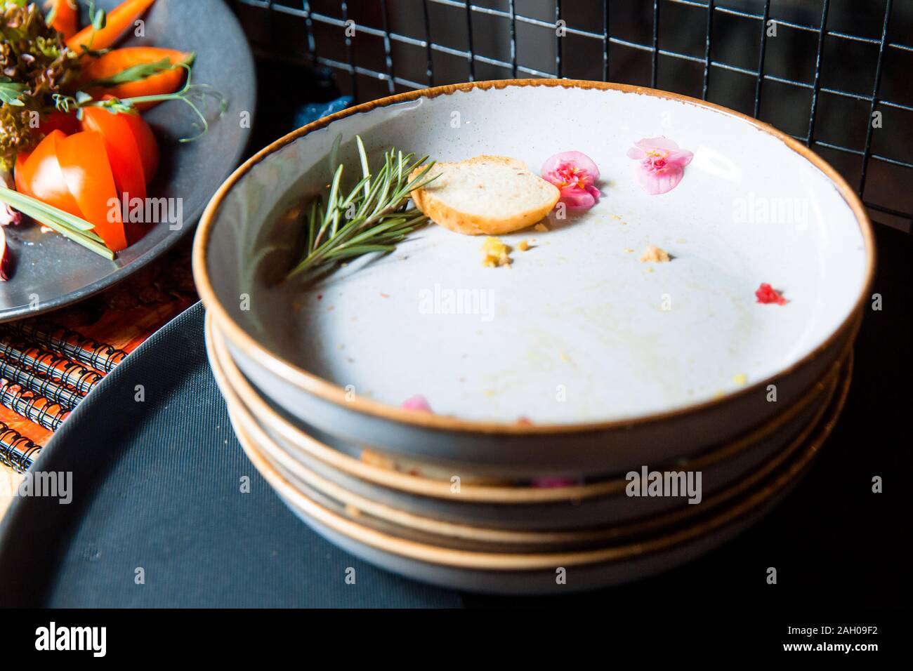 Dirty plates hi-res stock photography and images - Alamy