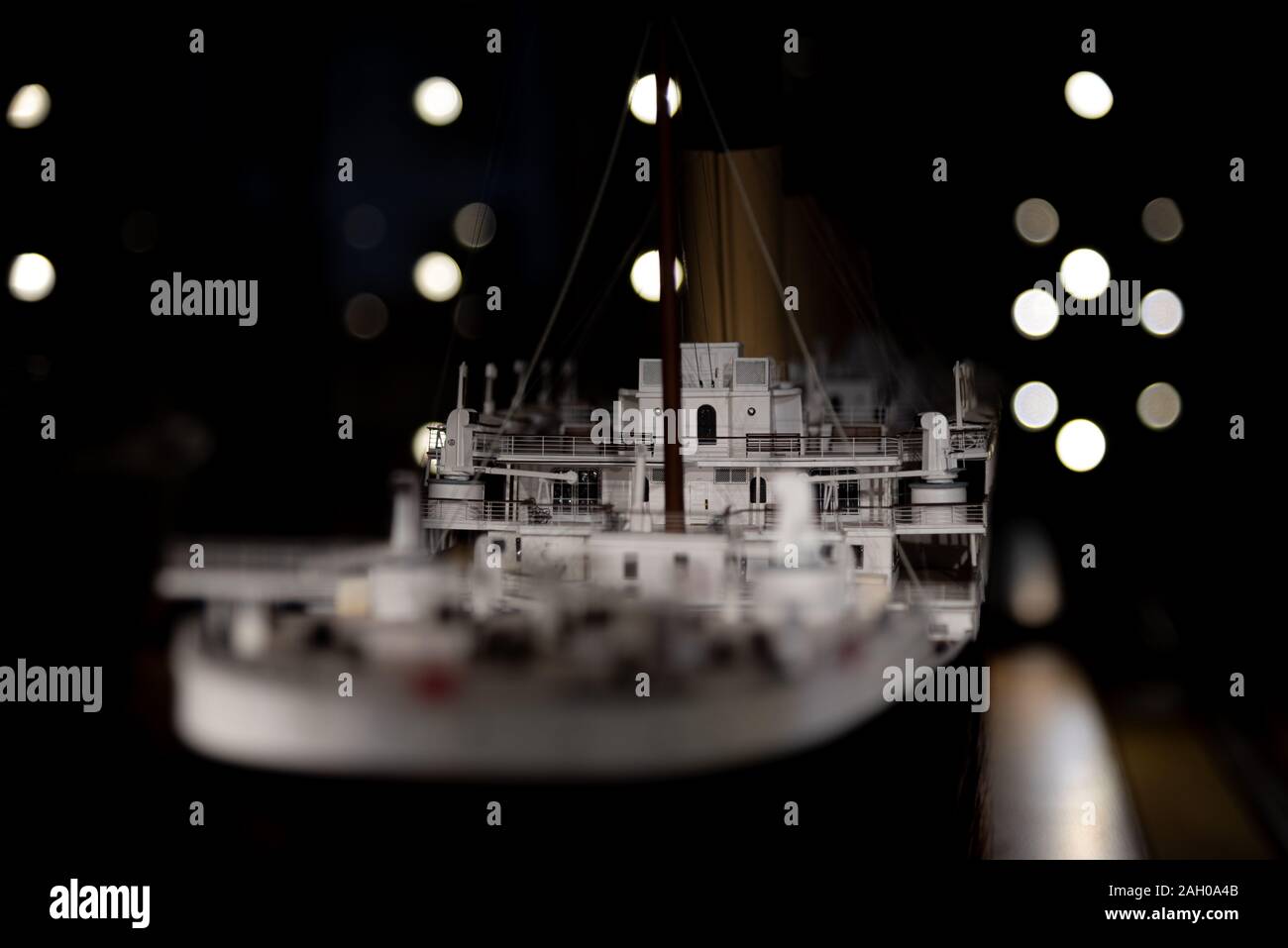 Titanic model hi-res stock photography and images - Alamy