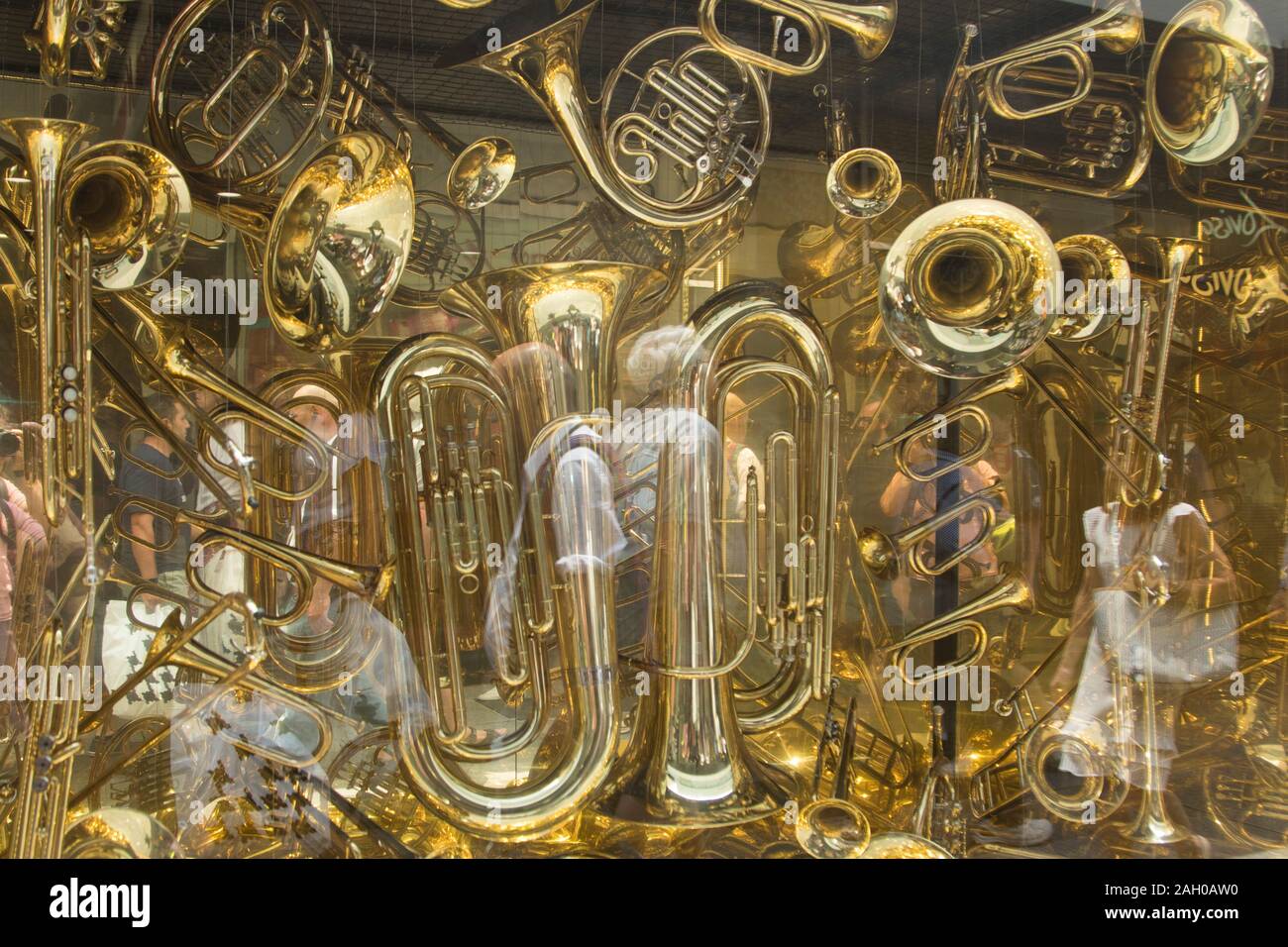 Adelaide, Australia. 23 December 2019. A shop window displaying musical ...