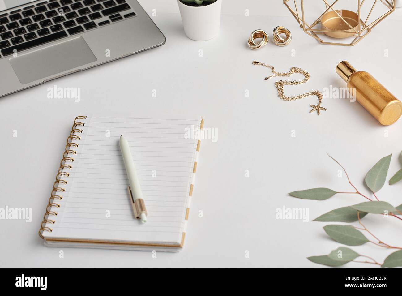 Gold pen pencil hi-res stock photography and images - Alamy