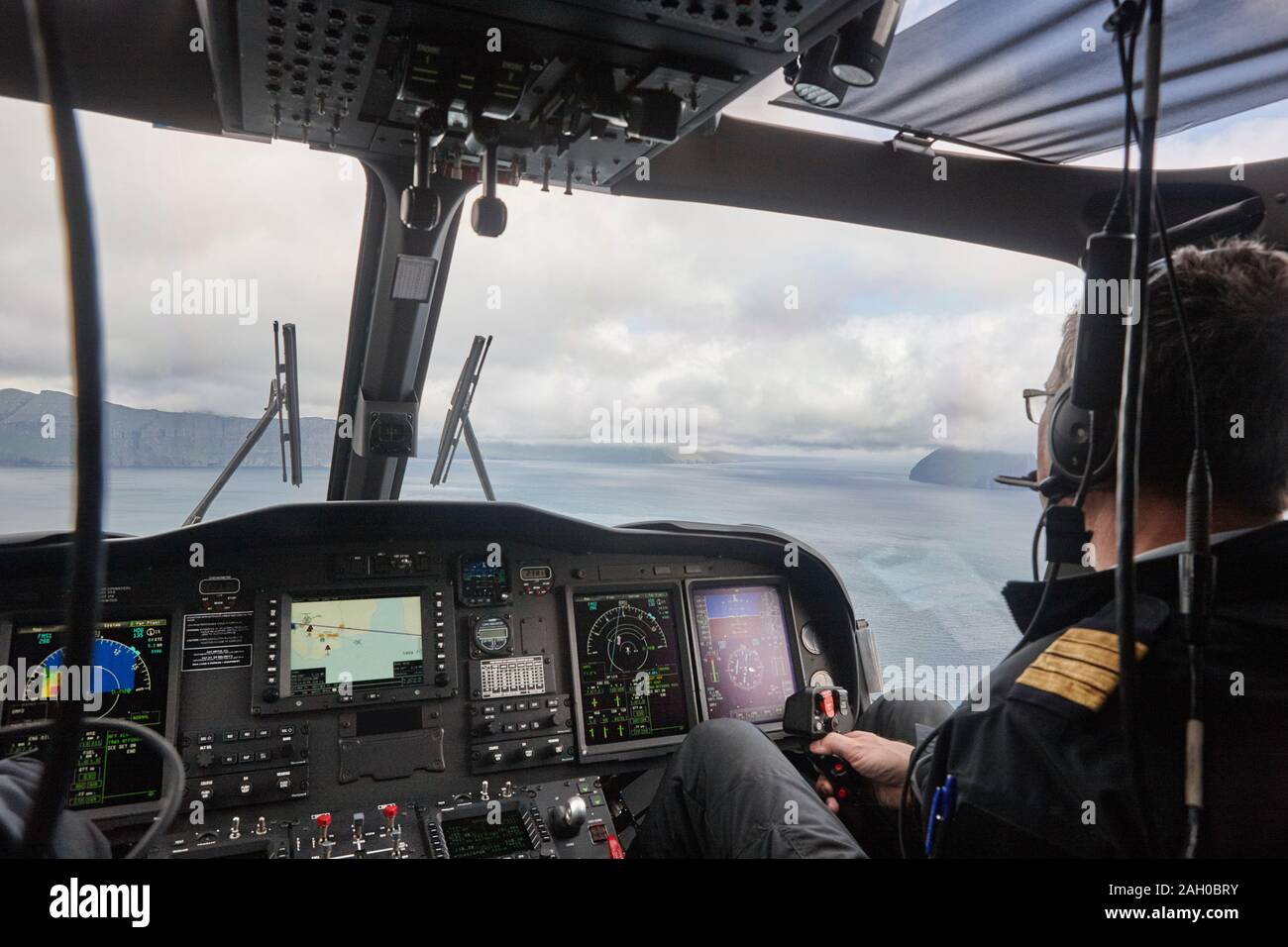 Pilots inside the helicopter cockpit hi-res stock photography and ...