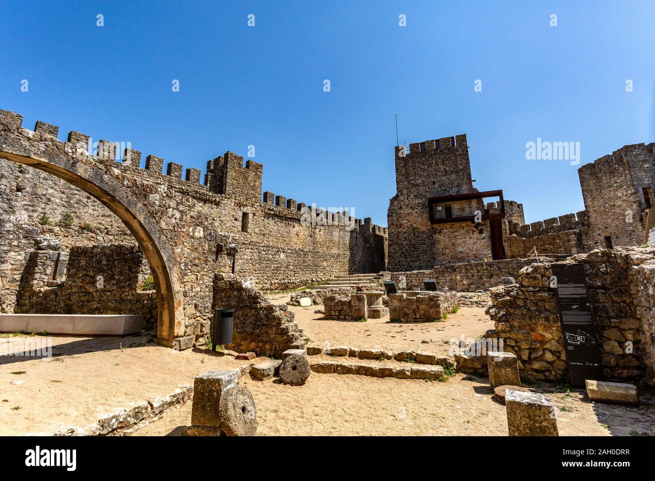 Knights defend castle hi-res stock photography and images - Alamy