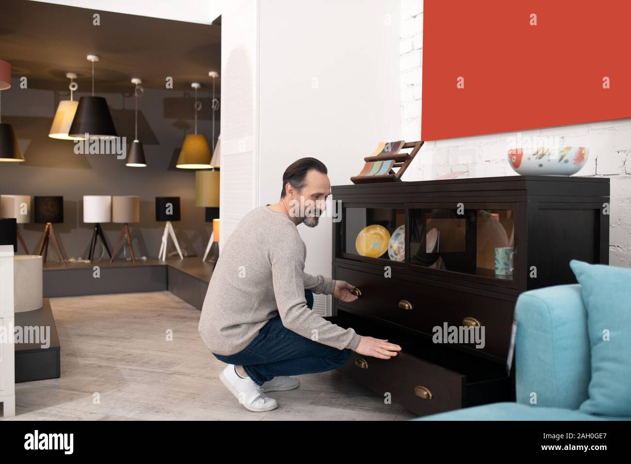 Man alone in dark room hi-res stock photography and images - Alamy