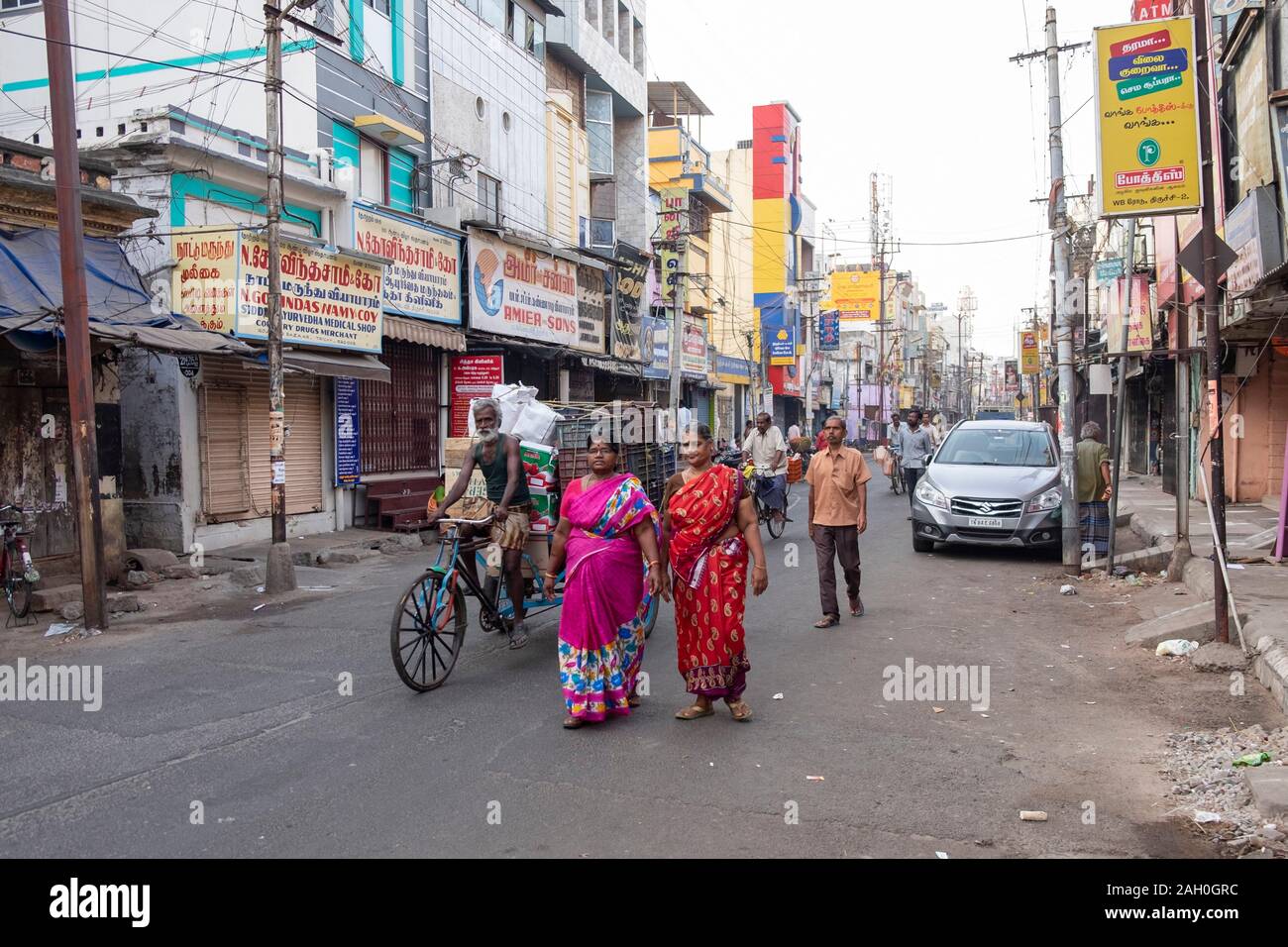 City street walking people hi-res stock photography and images - Alamy