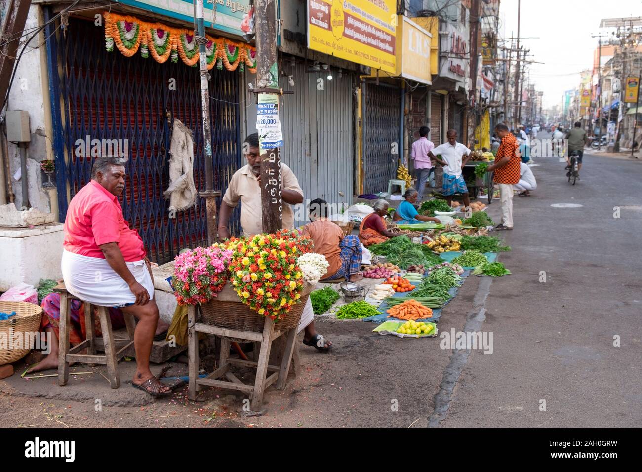 Vendors selling flowers and produce at roadside in Trichy, Tamil Nadu ...