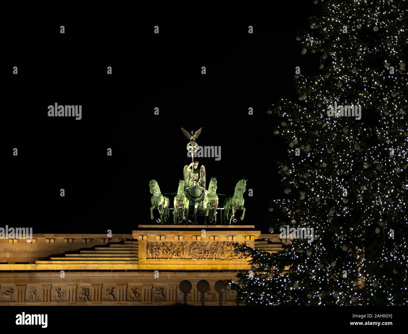 Brandenburg gate in berlin christmas hi-res stock photography and ...