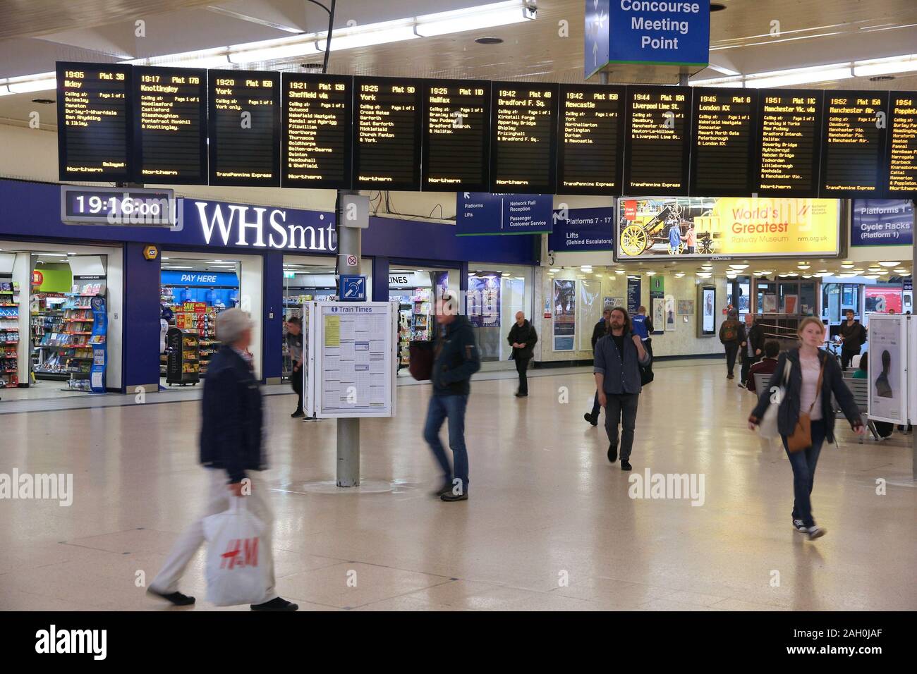 Leeds station interior hi-res stock photography and images - Alamy