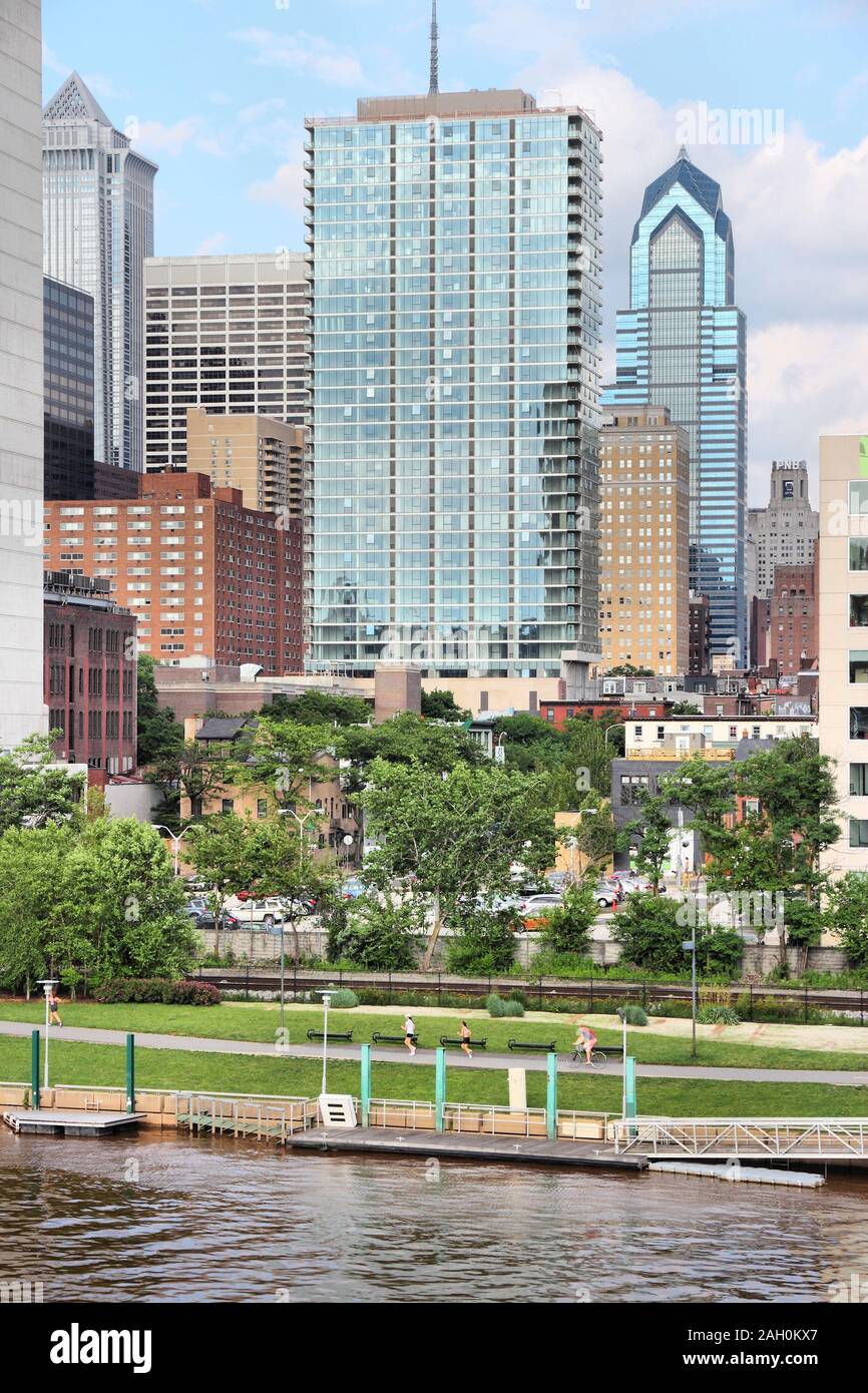 Philadelphia skyline schuylkill river park hi-res stock photography and ...