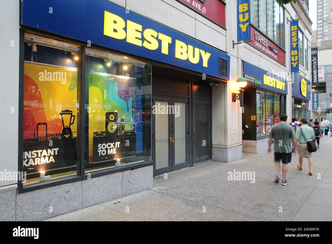 Best buy store hi-res stock photography and images - Alamy