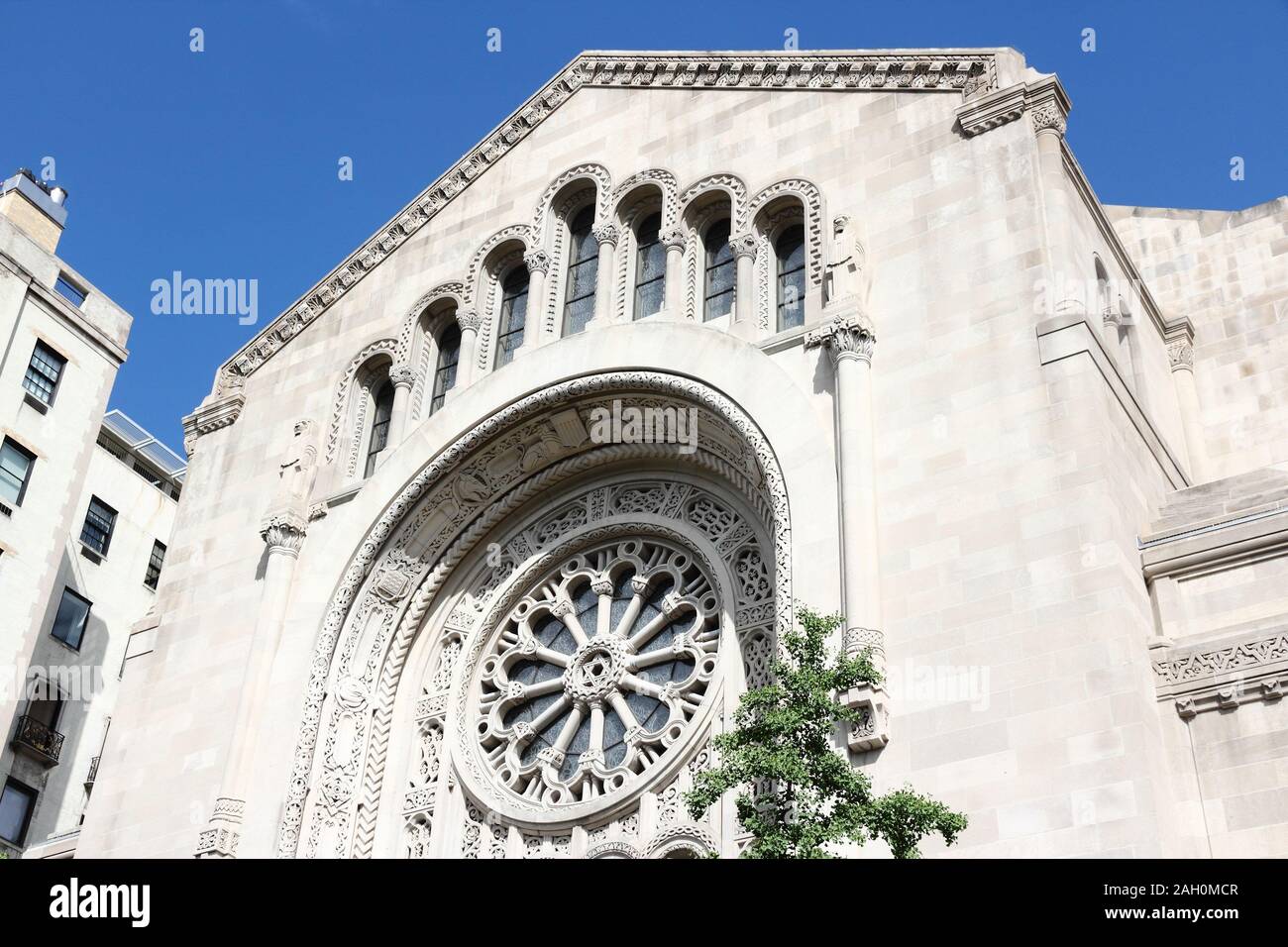 New York City - Temple Emanu-el, synagogue next to 5th Avenue Stock ...