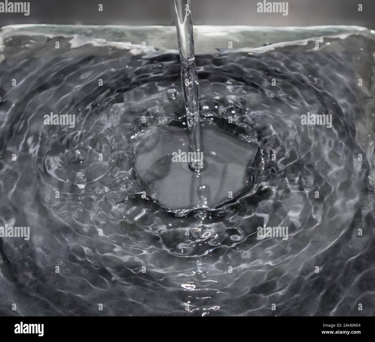 SCIENCE, PHYSICS, FLUIDS, Macro Photograph of a round waterflow pattern ...