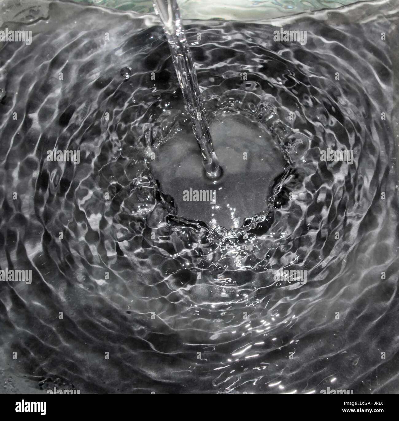 SCIENCE, PHYSICS, FLUIDS, Macro Photograph of a round waterflow pattern ...