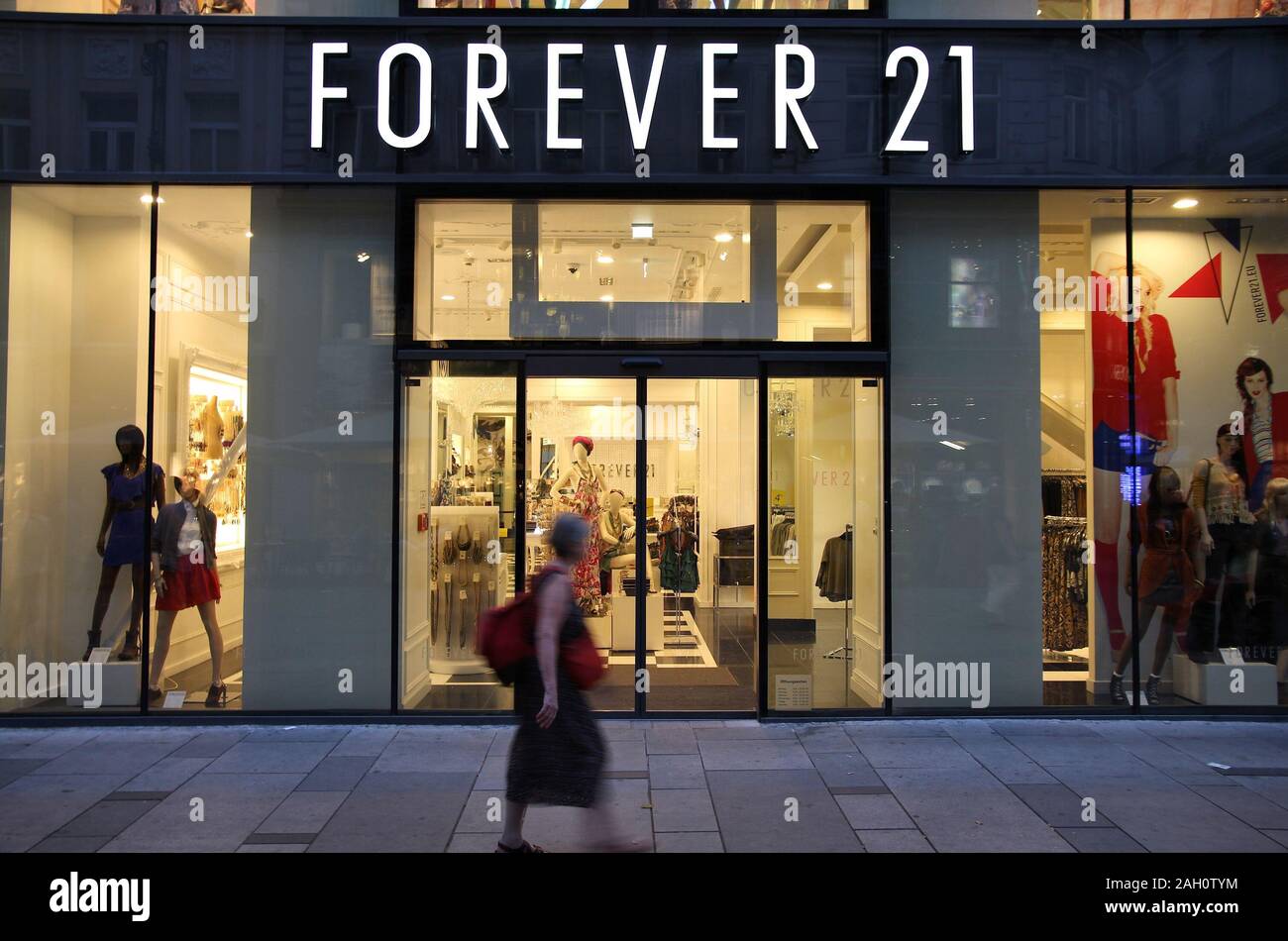 Forever 21 store hi-res stock photography and images - Alamy