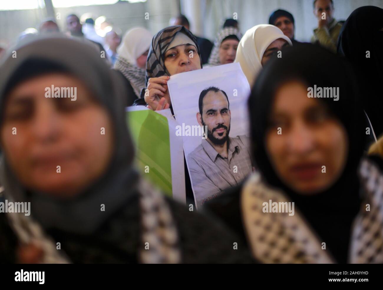 Gaza City, The Gaza Strip, Palestine. 23rd Dec, 2019. Palestinian women ...