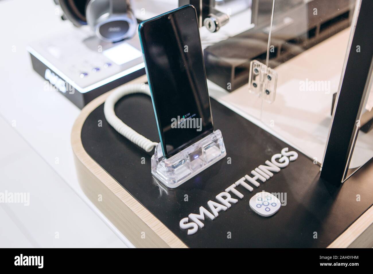 Samsung mobile phone store hi-res stock photography and images - Alamy