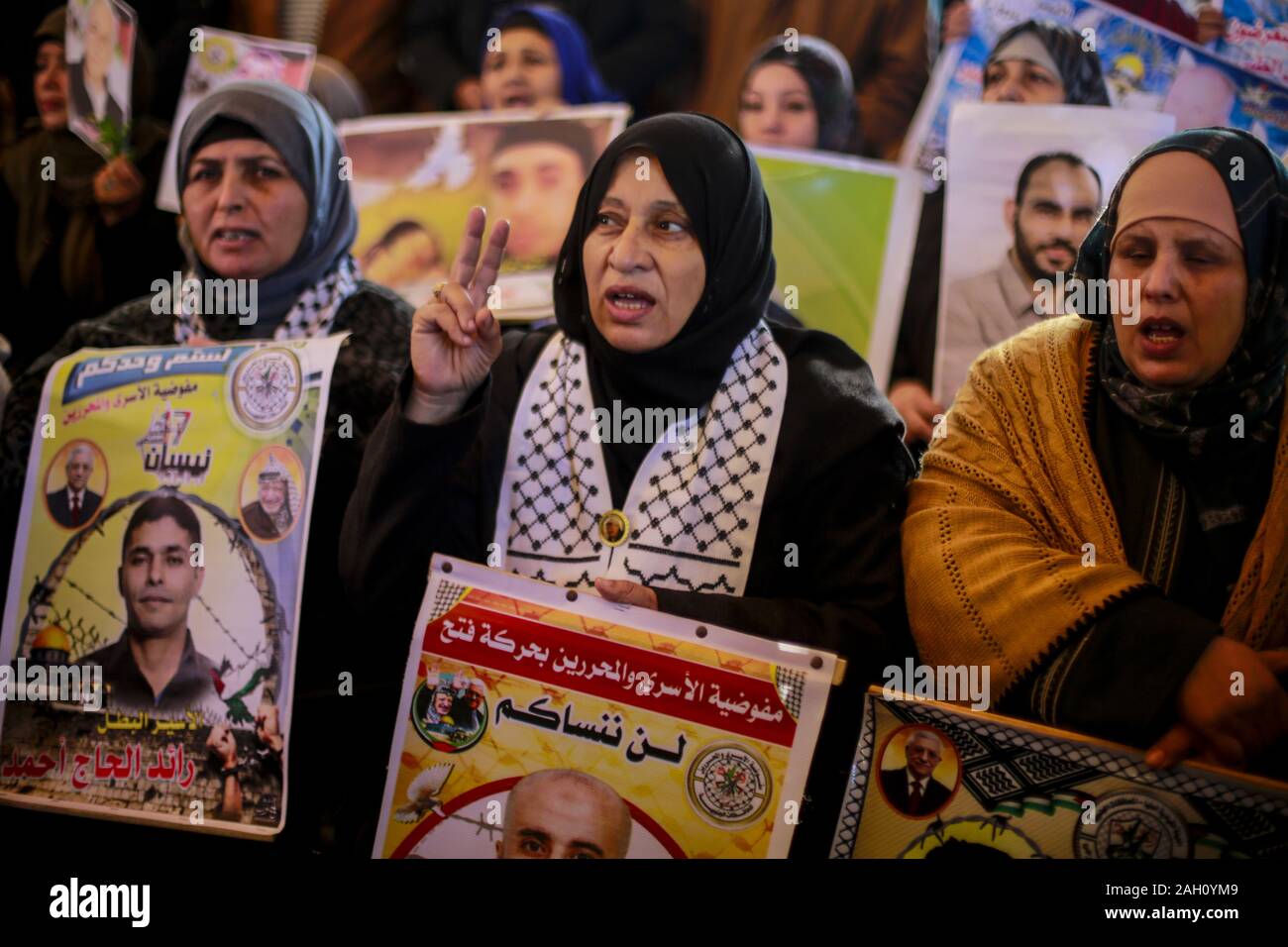 Gaza City, The Gaza Strip, Palestine. 23rd Dec, 2019. Palestinian women ...